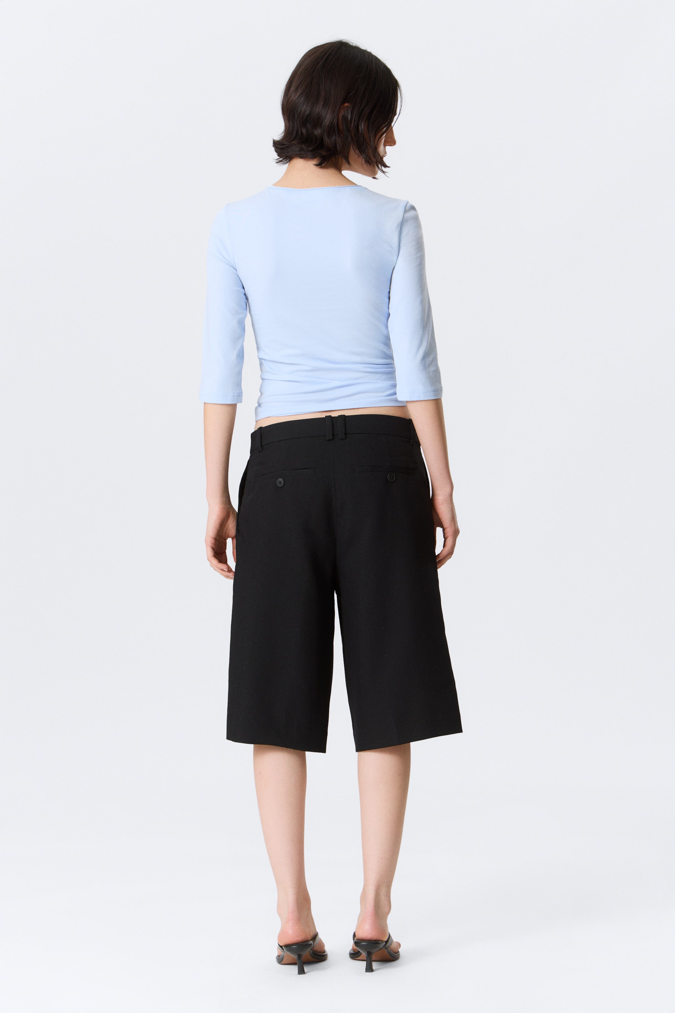 Women's Black Low Rise Loose Pleated Suiting Shorts | H&M GB