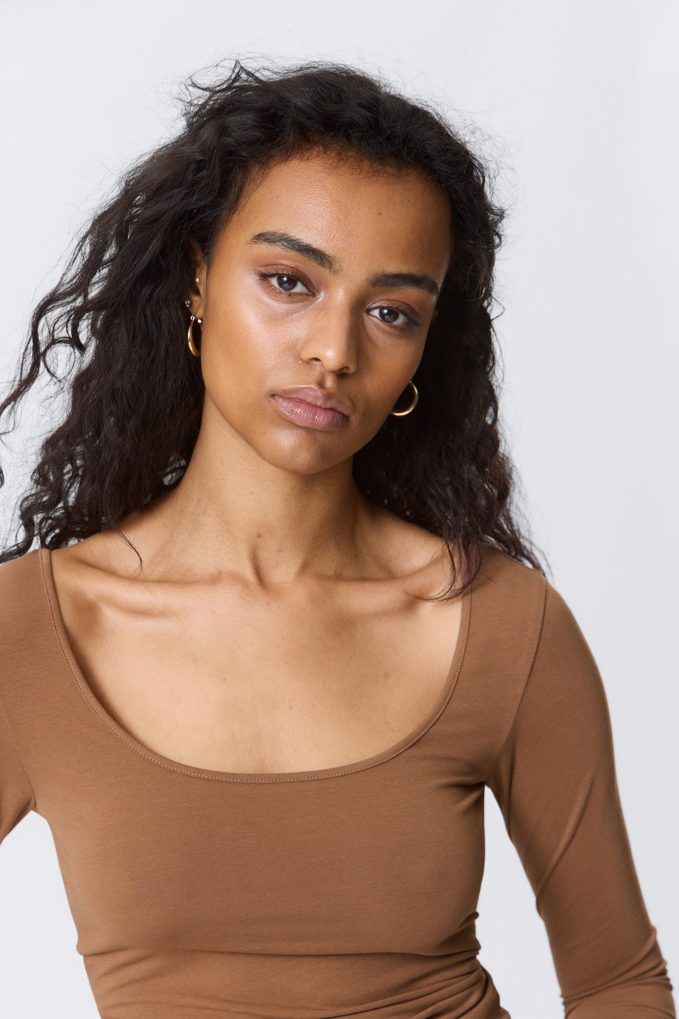 Top cu mâneci lungi, croială slim, decolteu rotund - Maro - FEMEI | H&M RO