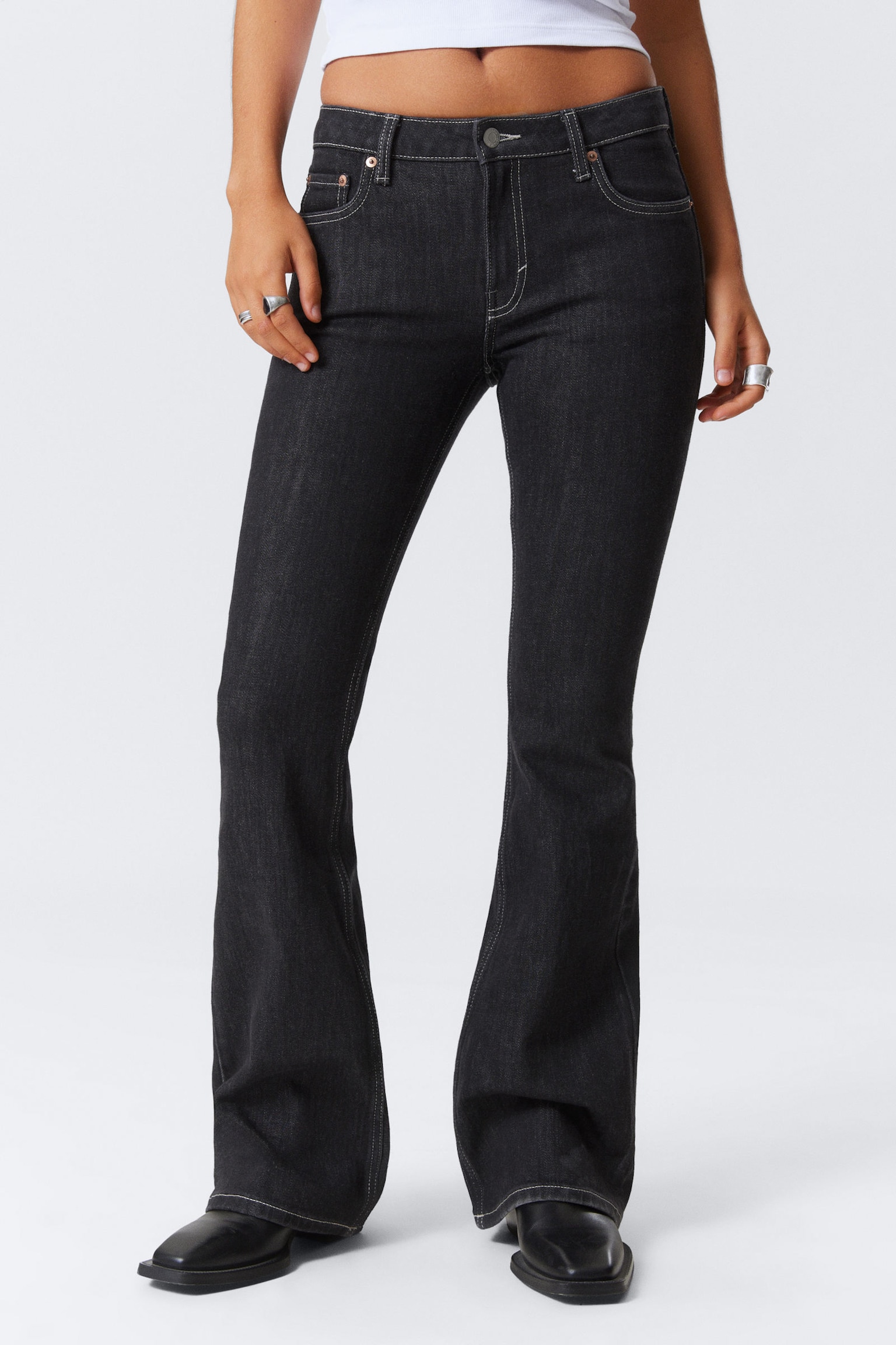flame low waist slim flared leg jeans - Black Rinse - Svart | Weekday SE